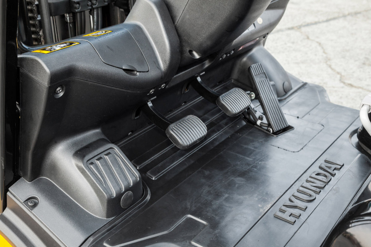 25L-9A Hyundai Forklift - 5,000lbs Pneumatic Forklift - HOJ Innovations